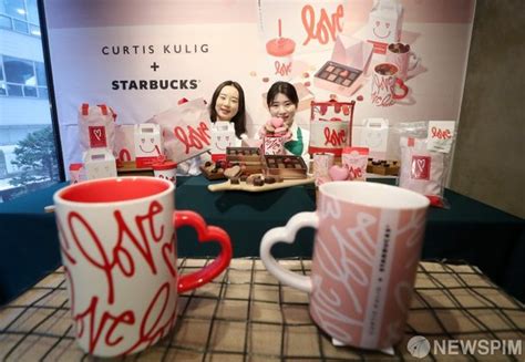 스타벅스 커티스 쿨릭 협업 제품 출시 네이트 뉴스