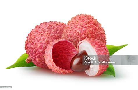 고립된 리치 두 개의 원시 및 껍질을 벗긴 열매 과일 흰색 배경에 고립 된 잎 0명에 대한 스톡 사진 및 기타 이미지 0명