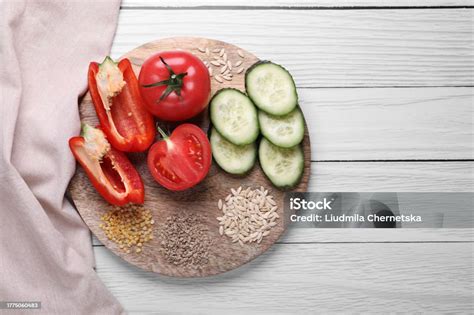 신선한 오이 빨간 피망 토마토 야채 씨앗이 흰색 나무 테이블에 놓여 있습니다 텍스트를 위한 공간 0명에 대한 스톡 사진 및 기타