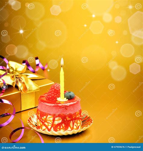 Torta De Cumpleaños Colorida Con La Vela Foto de archivo Imagen de cupcake nacimiento