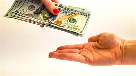 돈의 전송 지폐 100 달러와 손 배경으로 Usd 지폐 미국 달러는 미국의 공식 통화입니다 100에 대한 스톡 사진 및 기타