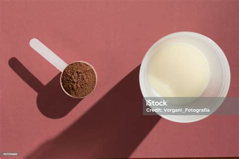 유 장 단백질입니다 Minimalism 개념 및 하드 빛입니다 초콜릿 가루와 갈색 바탕에 우유의 유리 특 종 0명에 대한 스톡