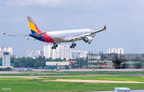 여객 비행기에 어 버스 A330 도시 지역을 비행 하는 아시아나 항공의 착륙 준비 Asiana Airlines에 대한 스톡 사진
