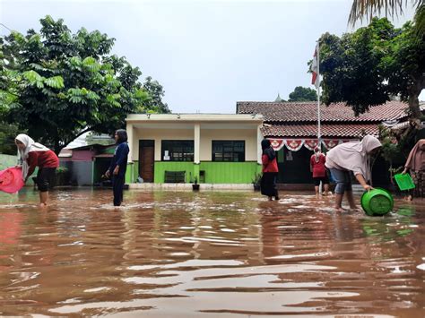 Sambil Menunggu Banjir Surut Di MI Nurul Islam Pihak Sekolah Gelar