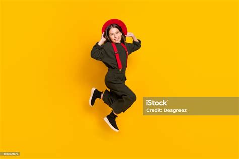 밝은 노란색 색상 배경을 통해 고립 된 재미 좋은 분위기를 가지고 점프 꽤 쾌활한 소녀의 전체 길이 몸 크기 보기 갈색에 대한 스톡 사진 및 기타 이미지 Istock