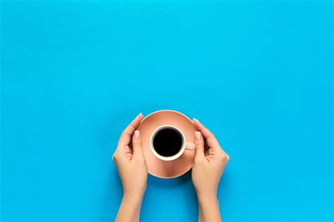 여성 팔 잡고 파란색 배경에 커피의 낯 짝 코 프 공간 평면도 각도에 대한 스톡 사진 및 기타 이미지 각도 개념 개념과 주제 Istock