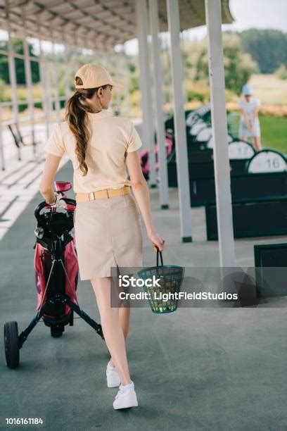골프 기어 골프 코스에서 산책 후면 폴로 고 모자에 있는 여자의 모습 걷기에 대한 스톡 사진 및 기타 이미지 걷기 경쟁 골프 Istock
