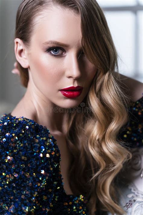 Cierra El Retrato De Hermosa Rubia Delgada Con Labios Rojos Maquillaje