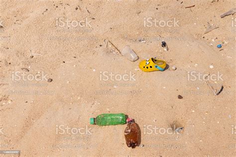 플라스틱 병과 신발은 열대 해변에서 해변으로 씻겨졌습니다 0명에 대한 스톡 사진 및 기타 이미지 0명 3월 경관 Istock