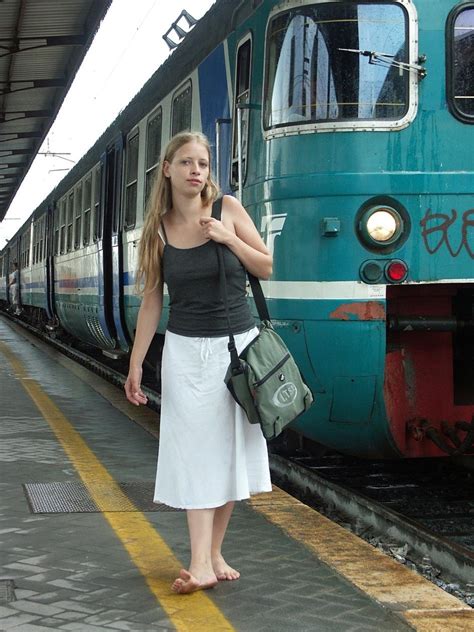 Uma Barefooting In The Rain Barefoot Urban Girls 24 Photos