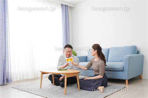 おうちで乾杯をする若い男女の写真素材 178251615 イメージマート