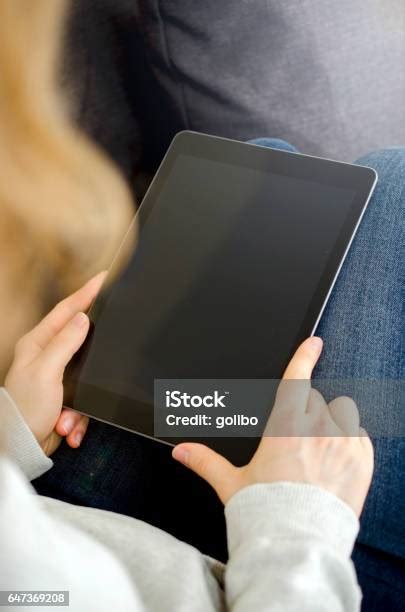 바라보고 있는 빈 태블릿 컴퓨터 화면을 복사 공간이 Lcd에 대한 스톡 사진 및 기타 이미지 Lcd 가정의 방 공란 Istock