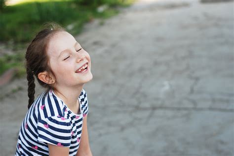 행복 한 백인 소녀 긴 Blone 머리 행복 아이 Laughingwalk 공원 야외 Portret 복사 공간 교육 육아 가족에 대한 스톡 사진 및 기타 이미지 Istock