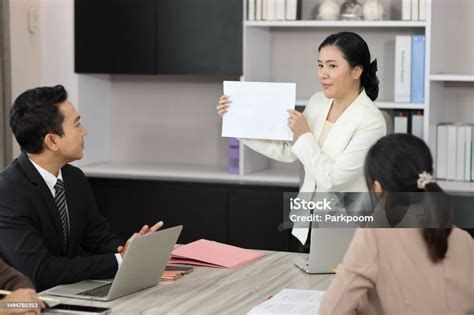 새로운 프로젝트를 진행하는 전문 사업가들의 협업 프로세스 브레인스토밍 아이디어와 함께 서류 작업과 컴퓨터 프레젠테이션을 사용하고 동료와 사무실 회의 개념에서 함께 작업 25