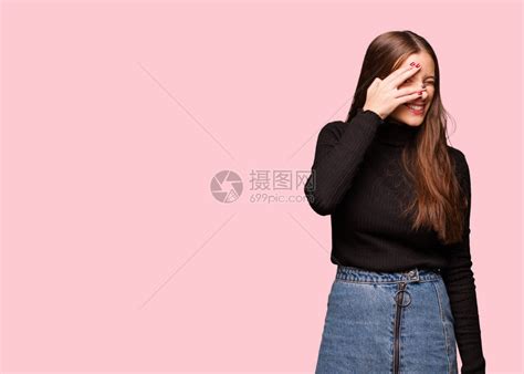 年轻可爱的女士尴尬高清图片下载 正版图片505931215 摄图网