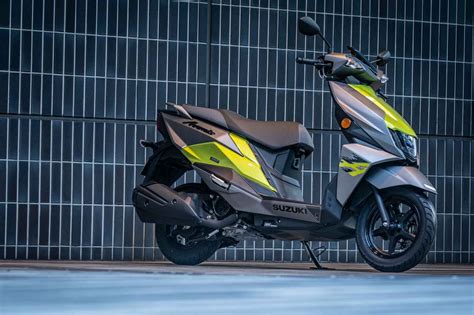 新型125ccスクーター『アヴェニス125』の実車と対面！ 戦闘的スタイルが原付二種のレベルを超えすぎでリアルに欲しい【スズキのバイク