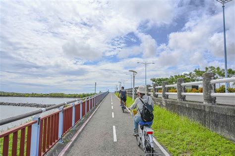 屏東景點》騎自行車玩大鵬灣輕鬆又愜意，用慢步調環周邊景點及特色美食 咕溜魚曬魚趣 美食、旅遊、親子