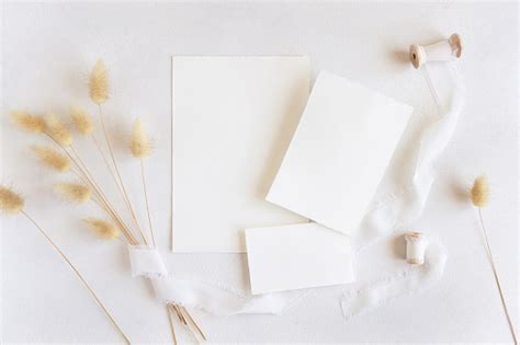 실크 리본 근처의 빈 카드와 말린 토끼의 꼬리 잔디 꼭대기 전망 흰색 보호 모형 0명에 대한 스톡 사진 및 기타 이미지 0명