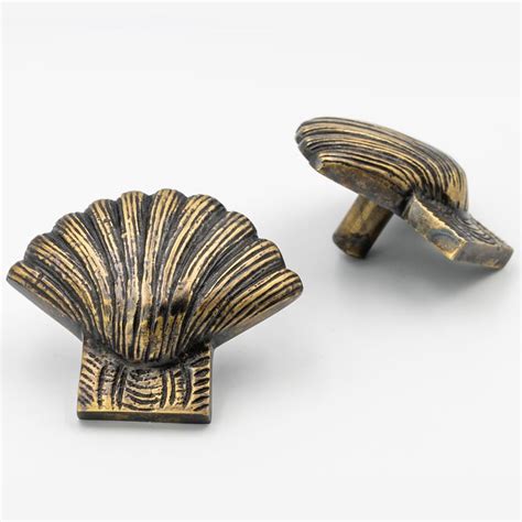 Shell Cupboard Knob Antique Brass Broughtons Lighting And Ironmongery
