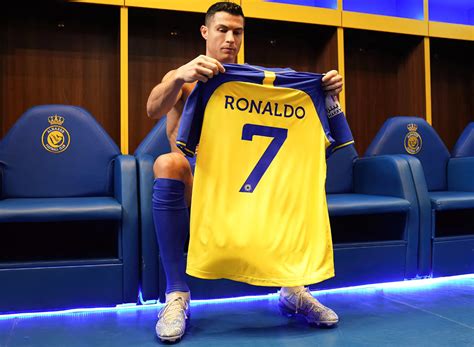 Al Nassr Cristiano Ronaldo Sen Prend Violemment à Son Staff à La Mi