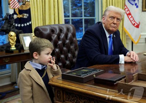 머스크 아들 코딱지 묻은 백악관 결단의 책상…트럼프 교체 지시