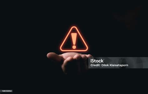 Foto De Triângulo Vermelho Sinal De Aviso De Advertência Na Mão Para