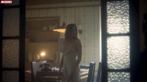 Marina Salas Nue Dans Hache