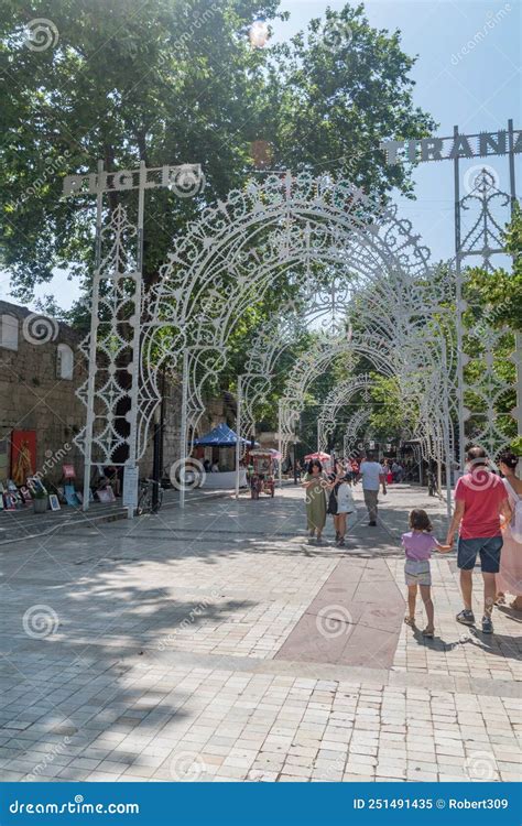 地拉那市中心步行小巷 编辑类图片 图片 包括有 中心 旅行 步行者 通风 资本 胡同 旅游业 251491435