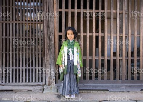 나무 입구 앞에 서있는 시치 고 산 이벤트에 하카마를 입은 어린 소년 4 5세에 대한 스톡 사진 및 기타 이미지 4 5세