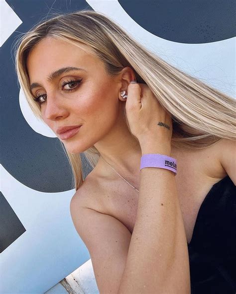More Beltrán Lució Una Jugada Microbikini Con Un Estampado En Tendencia