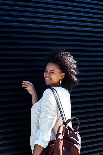 젊은 예쁜 아프리카 소녀 포즈 명랑 한 에 도시 배경 라이프 스타일 야외 사람들 개념 거리에 대한 스톡 사진 및 기타 이미지 거리 긍정적인 감정 표현 데님 Istock