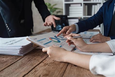 Tim Bisnis Mendiskusikan Bekerja Menganalisis Dengan Data Keuangan Dan