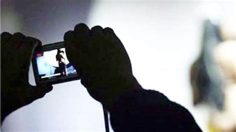नौकरी का लालच मीठी मीठी बातें और सेक्सी चैट इंटरव्यू देने गई युवती के