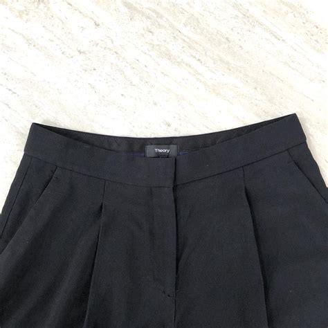 THEORY Tohni Rosina Crepe Pleated Black Shorts Size 2 Gem