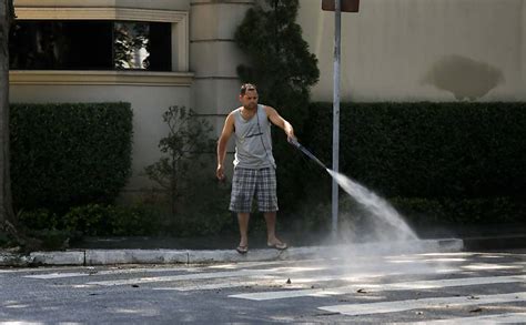 Desperdício De água Em São Paulo 18042019 Cotidiano Fotografia