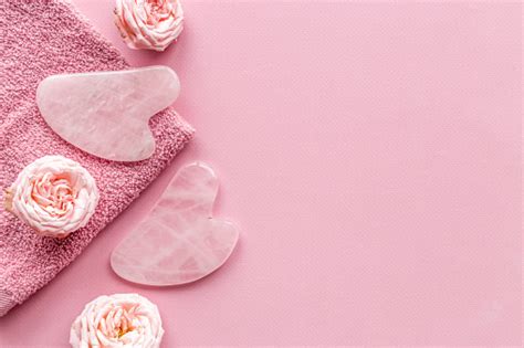 얼굴과 웰빙을 들어 올리는 장미 꽃핑크 구아 샤 마사지 스톤 건강관리와 의술에 대한 스톡 사진 및 기타 이미지 건강관리와