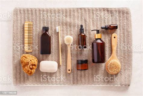 제로 폐기물 환경 친화적 인 위생 욕실 개념 나무 칫솔 비누 브러쉬 화장품 0에 대한 스톡 사진 및 기타 이미지 0 0명