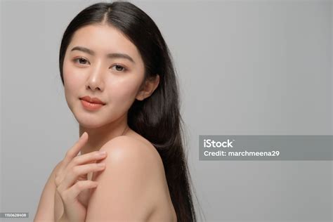 깨끗 하 고 완벽 한 피부와 아름 다운 젊은 여자 아시아 세로 모델 자연 메이크업입니다 스파 스킨케어 및 건강 웰니스 패션모델에 대한 스톡 사진 및 기타 이미지 Istock