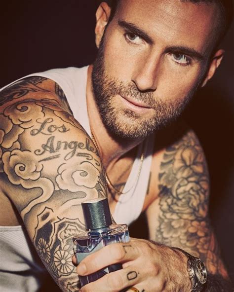Usia 38 Tahun 10 Foto Ini Bukti Adam Levine Masih Super Hot