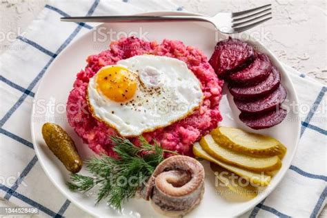 실험실 옥수수 쇠고기 튀긴 계란 얇게 썬 사탕무 절인 롤모프 절인 청어 독일 요리와 함께 비트 뿌리가 새겨진 으깬 감자 0명에 대한 스톡 사진 및 기타 이미지 Istock
