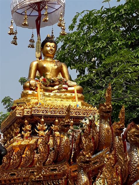 Readme Me งานประเพณีปีใหม่เมือง เชียงใหม่ สรงน้ำพระพุทธสิหิงค์ สาดสายน้ำวันสงกรานต์ล้านนา ขอพร