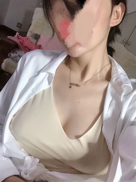 橡皮擦s On Twitter 回忆贴：来自新疆的小母狗，第一次见面吃完饭看电影，一搂过来就开始哆嗦，插进去就开始叫老公，真是块好料子