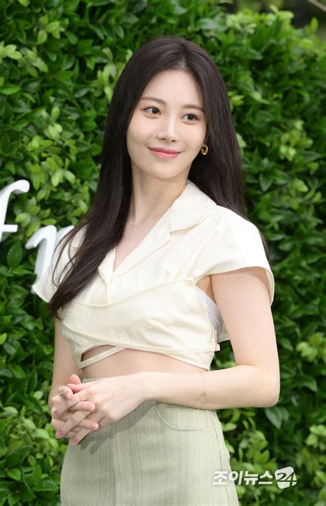 포토 유라 살짝 보이는 복근
