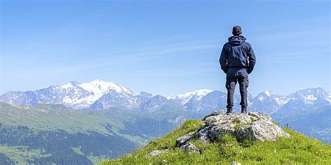 바위 정상 꼭대기에 서 있는 등산객 이동 보조 기구를 사용하여 경험을 쌓는 등산객 접근성 그리고 정상에서 보이는 배경 일러스트 및 사진 무료 다운로드 Pngtree