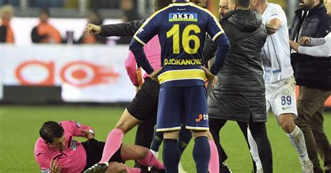 Nach Schiri Angriff In Der Türkei Spiele Ruhen Bis Zum 19 Dezember