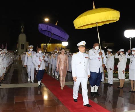 ในหลวง พระราชินี เสด็จฯ ถวายราชสักการะพระบรมราชานุสาวรีย์สมเด็จพระเจ้า