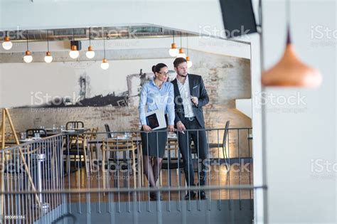 식당에서 회의에 비즈니스 대화를 나누는 비즈니스 연결 합니다 Thay는 감독 일 채권 서 2명에 대한 스톡 사진 및 기타 이미지