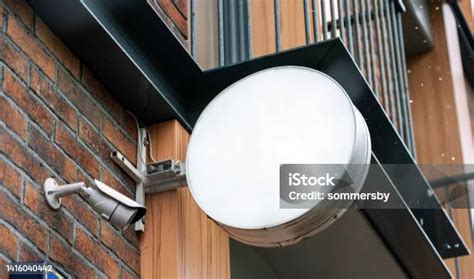 빈 흰색 둥근 상점 간판 모형 벽에 장착 된 빈 원형 조명 상점 라이트 박스 템플릿 조명이 켜진 빈 간판의 모의 텍스트 옥외 광고 배너를위한 장소 0명에 대한 스톡 사진 및