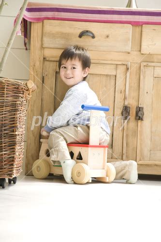 遊ぶ男の子 写真素材 2412140 フォトライブラリー Photolibrary