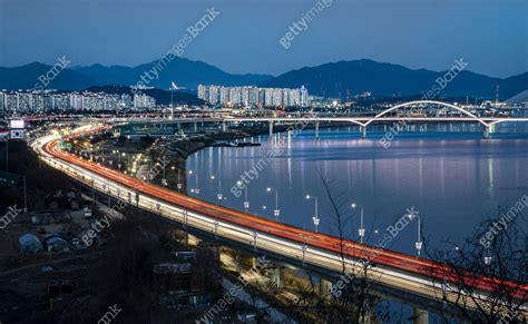 자동차빛궤적강변북로구리암사대교한강아천동구리시경기도 이미지 A13101232 게티이미지뱅크